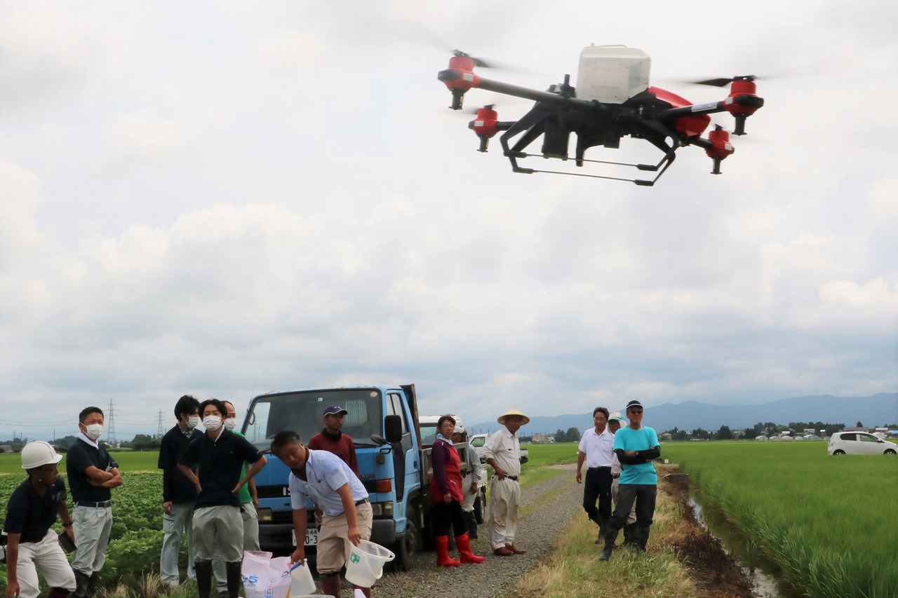 ドローンで省力化狙う 穂肥散布デモ飛行 新潟県長岡市王番田町の圃場 | JAグループ新潟